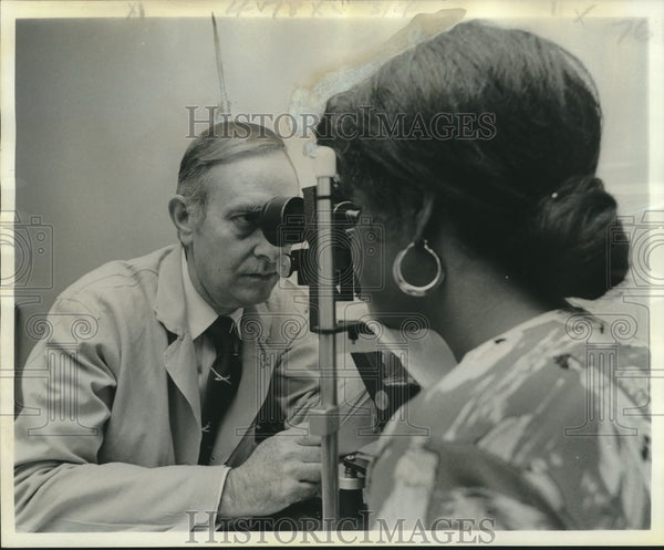 1976 Press Photo Ophthalmologist Dr. G. Porter Puryear examines eyes o ...