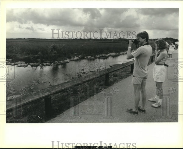 1990 Press Photo Tom and Dawn Malphrus take photos of the Everglades p ...