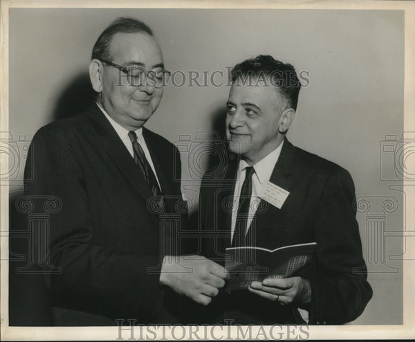 1960 Press Photo Henry Jacobs and Nathan Emanuel discuss a program - n ...