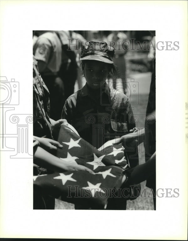 1995 Press Photo Trenell Jacobs waits as fellow Young Marines fold the ...