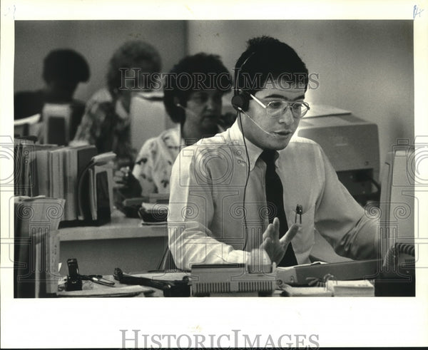 1986 Press Photo First Card Customer Service reps answer phones in FNB ...