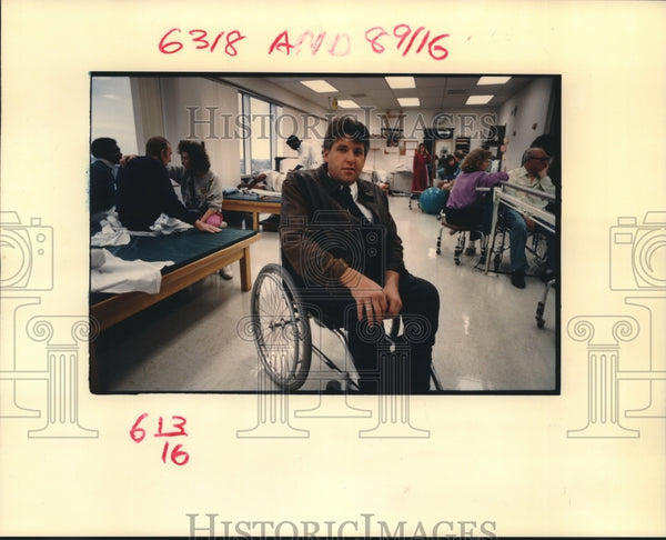1989 John Enright stops at Touro Infirmary to give a talk - Historic Images