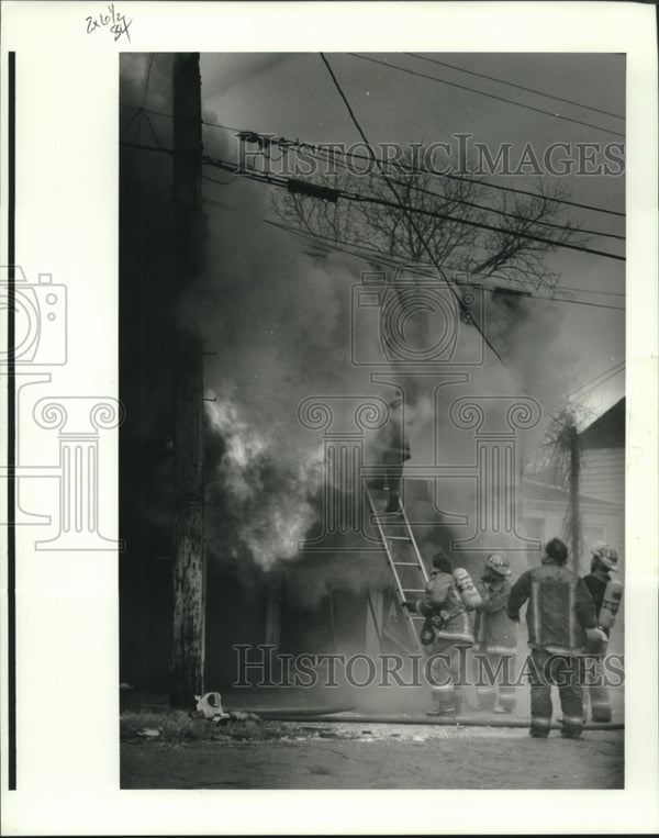 1990 Press Photo Firemen fight blaze at 2112 St. Louis Street ...
