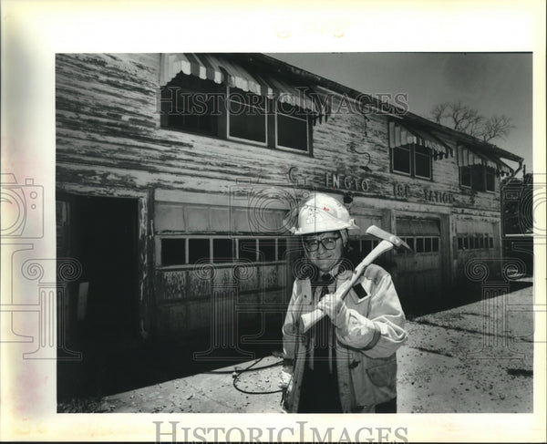 1980 Press Photo Fireman in front of the charred remains of a fire sta ...