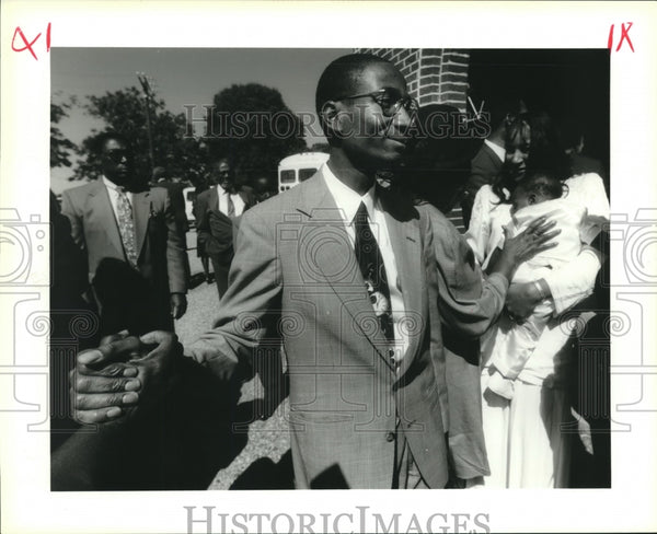 1995 Press Photo Cleo Fields with wife & son greet fellow churchgoers ...