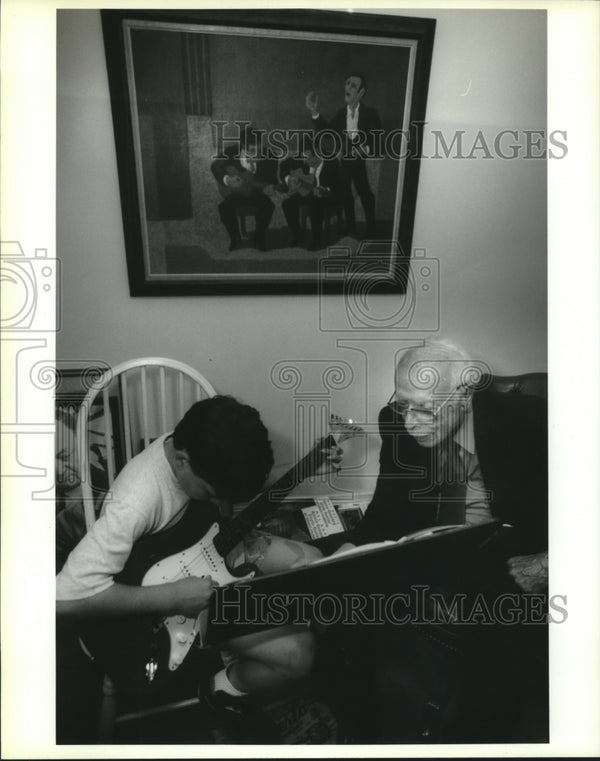 1993 Press Photo Roger Filiberto teaching at his studio in Lakeview ...
