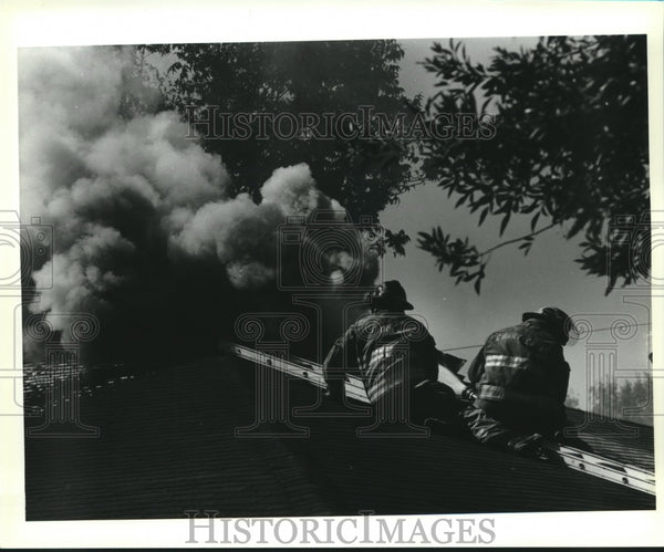 1992 Press Photo Two St. Bernard firemen fight blaze in Violet ...