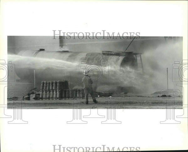 1993 Press Photo Terrytown firefighter at Maison Blanche fire ...