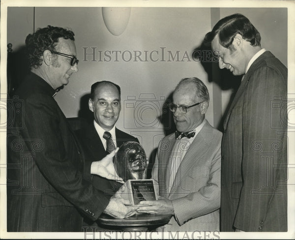 1973 Press Photo Delegates present Alfred Clay Award to Dr. Ben Freedm ...