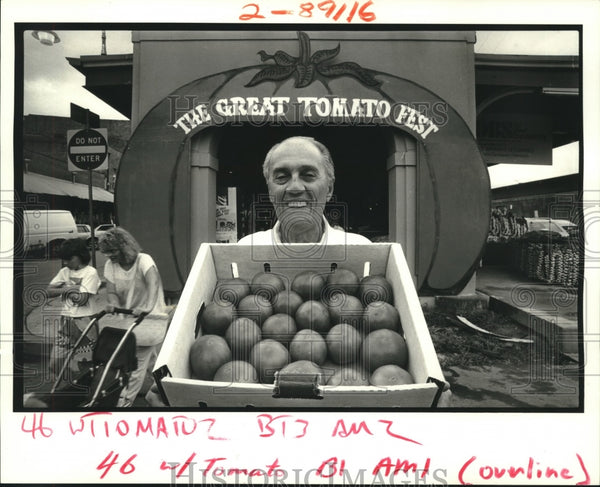1987 Press Photo Vincent Fouchi, the French Market Tomato Man, with to ...