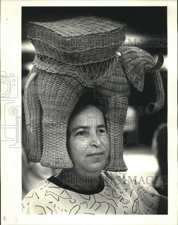 1986 Press Photo Maria Porras wears wicker elephant during Fiesta Lati ...