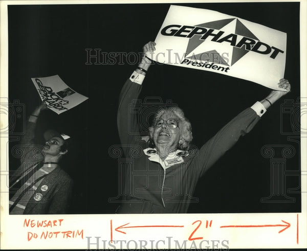 1989 Press Photo Campaigners display "Dick Gephardt for President" sig ...