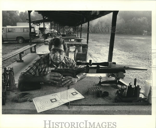 1984 Press Photo Don Geraci demonstrates the sport of bench-rest shoot ...