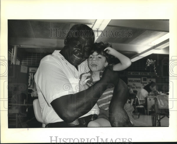 1989 Press Photo Clarence Gabriel gets big hug from Joshua Ives at sch ...
