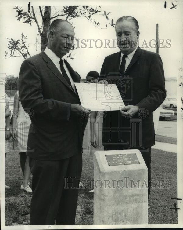 1968 Press Photo George Geiger Jr. receives certificate from Thomas Do ...