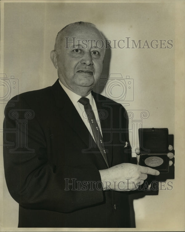 1965 Press Photo John Gaugler, recipient, A.B. Patterson Award at Jung ...