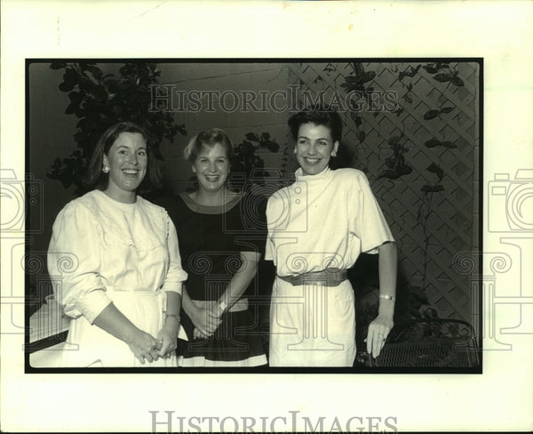 1989 Press Photo Ann Geary, Tara Schultz, Cathy Cary at Tri Delta Bast ...