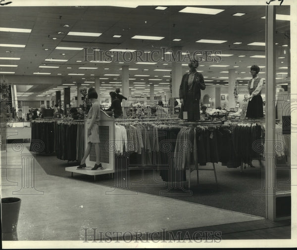 Press Photo Ladies clothing store at Oakwood Shopping Center - nob1681 ...
