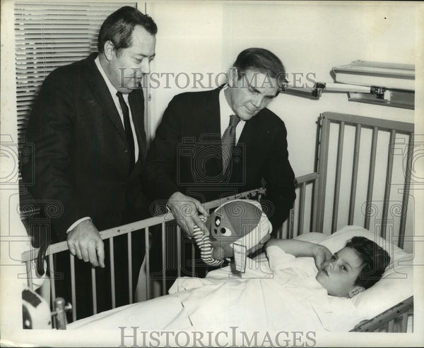 1970 Press Photo Jasper Garrison offered a toy while laying in hospita ...