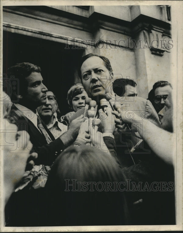 1973 Press Photo District Attorney Jim Garrison interviewed by press ...