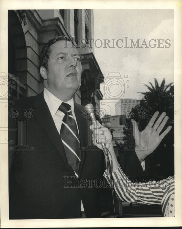 1973 Press Photo District Attorney-Jim Garrison, speaking into microph ...