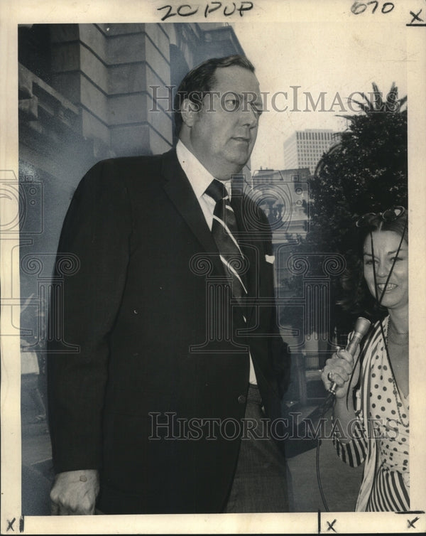 1973 Press Photo District Attorney Jim Garrison leaving the federal bu ...