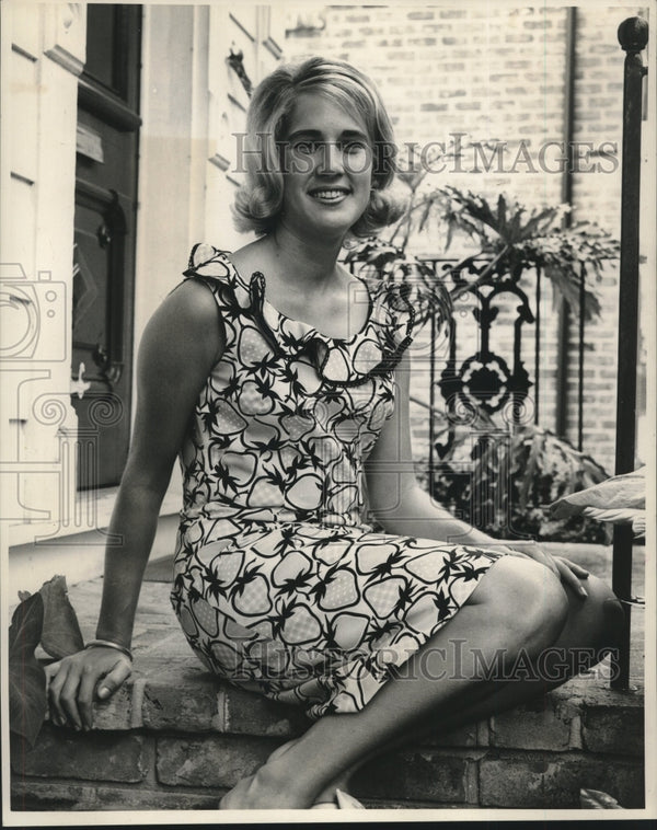 1966 Deborah Flowers, debutante of 1966 - Historic Images
