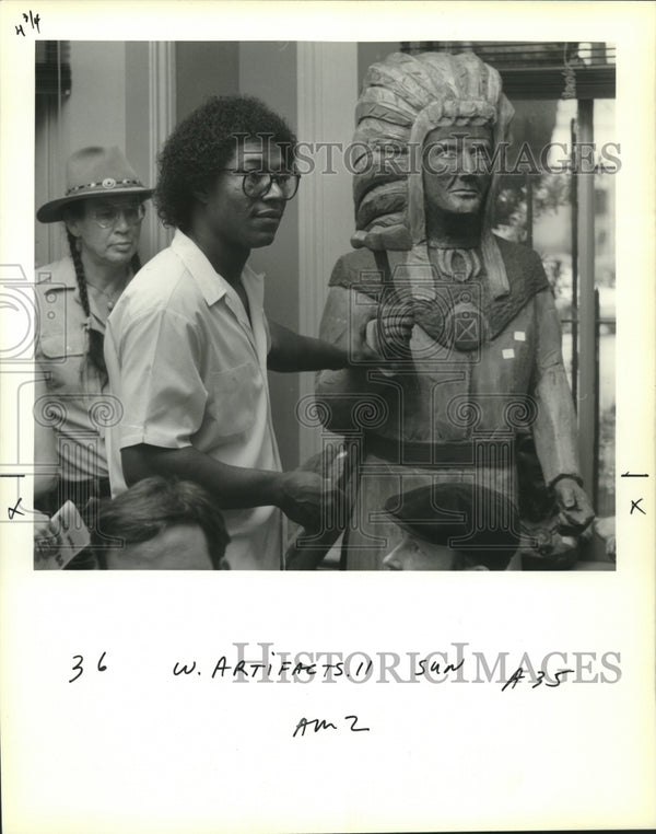 1989 Press Photo Rodney Lewis, a six-foot Indian statue, and Milo Fat ...