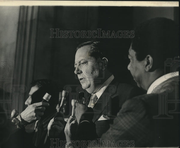 1973 Press Photo District Attorney Jim Garrison talks to reporters - n ...