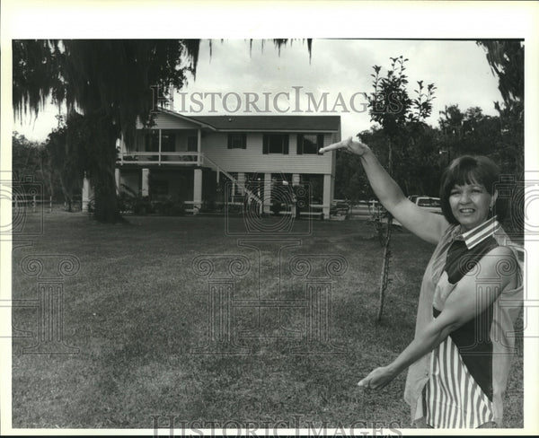 1994 Press Photo Donna Hasik showing how deep flood waters get in her ...