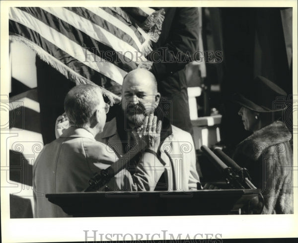 1996 Press Photo Governor Mike Foster is sworn in at Old State Capitol ...