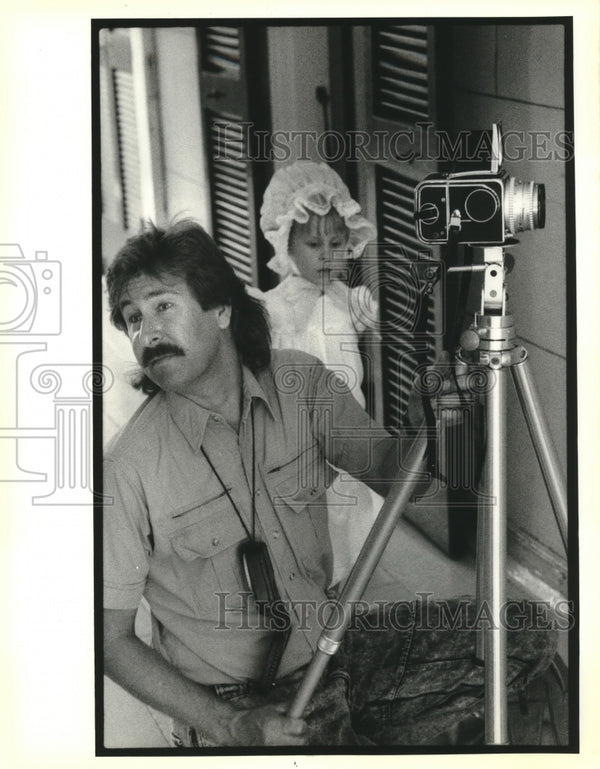 1988 Press Photo Stephen Friend prepares equipment for photo shoot wit ...