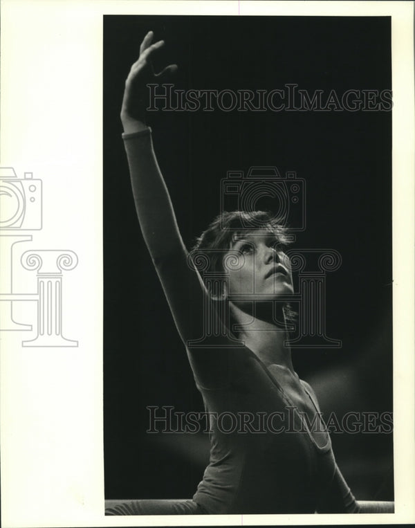 1987 Press Photo Christy Curry works on her ballet form at Loyola ...