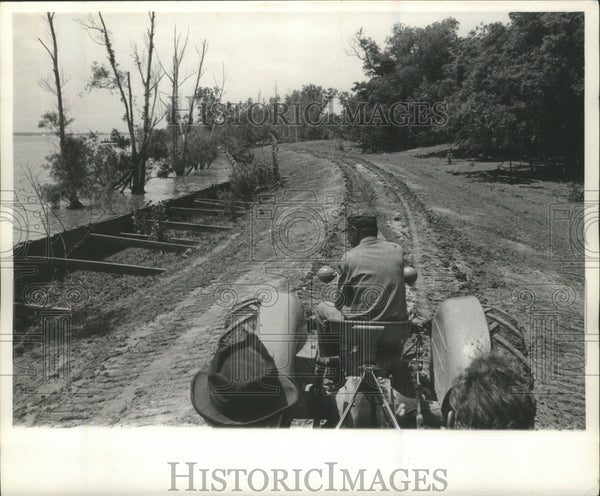 1961 Press Photo Philip Light Drives Tractor Along Mississippi River N ...
