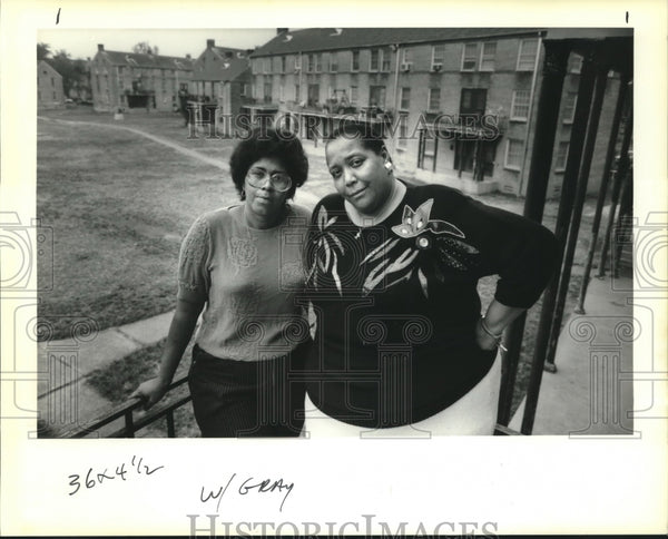 1989 Press Photo Kimi Gray and Yvonne Marrero at Cooper Housing projec ...