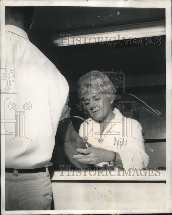 1968 Press Photo Mrs. Delia Foret takes blood sample, VD Control Clini ...