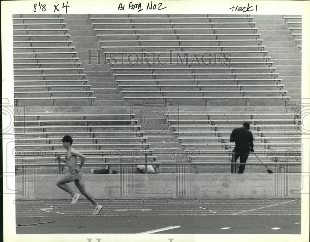1992 Press Photo A member of the Virginia Tech track team runs along n ...