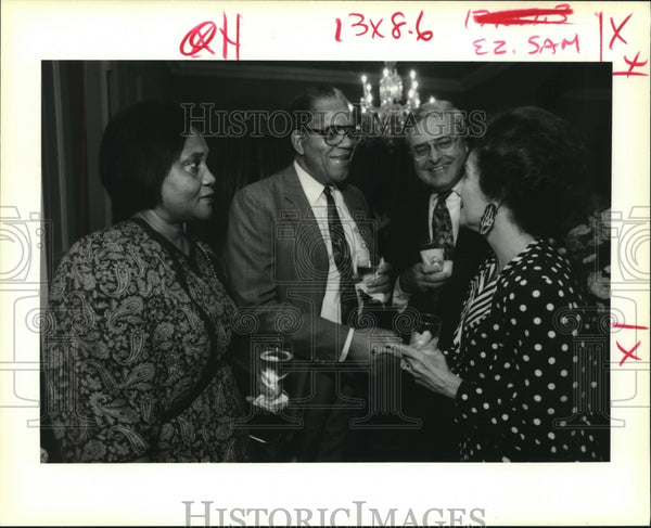 1993 Press Photo Sylvia and Dr. Samuel Cook meet Susan and Jimmy Glund ...