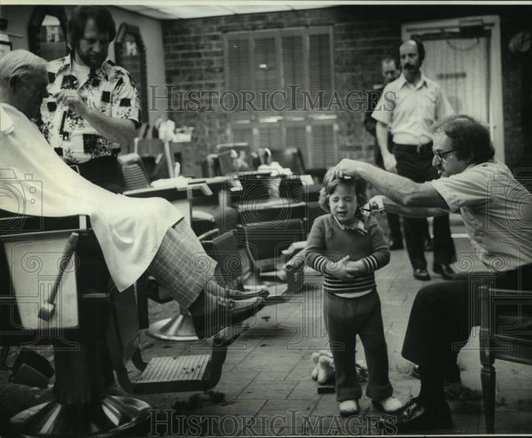1976 Stephen Guilbault cutting the hair of a young boy - nob22583 ...