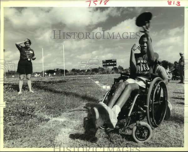 1989 Press Photo The Gumbo Games - Participant Brian Maye throws the d ...