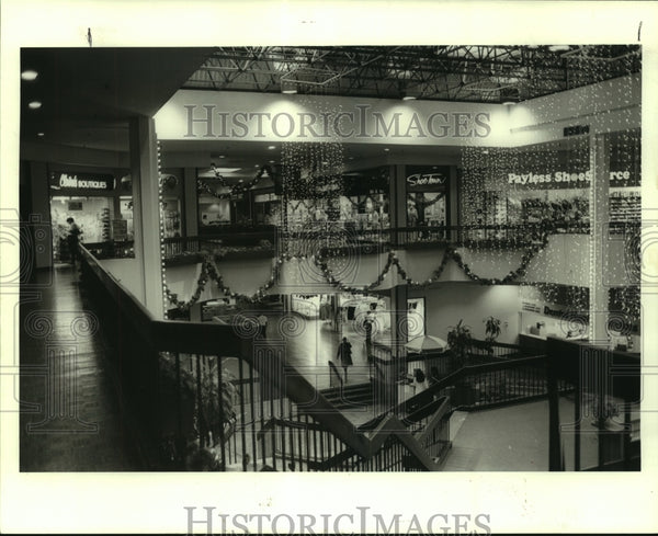 1986 View inside Hammond Square Shopping Mall during the holidays ...