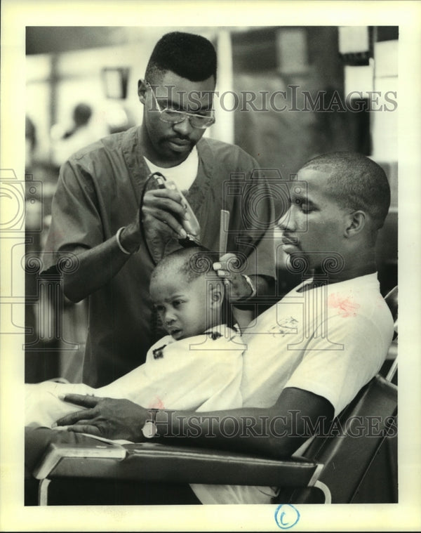 1994 Press Photo Nolan Gordon gets his hair cut by Alfred Dix at "The ...