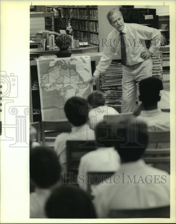 1989 Press Photo Derek Gill, author and journalist with Holy Cross Stu ...