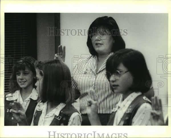 1990 Press Photo Girl Scout meeting at the House of Prayer Lutheran Ch ...