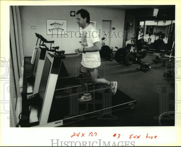 1991 Press Photo Kevin Graham running in the gym of Winsor Court Hotel ...