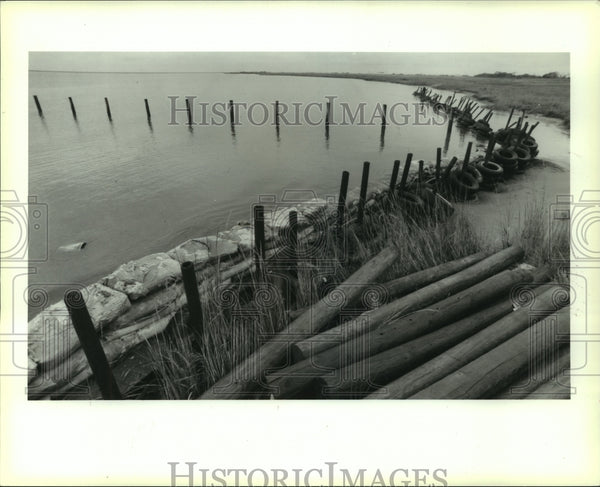 1991 Press Photo Tire & sandbag levee on the Bay Caminada, Grand Isle ...
