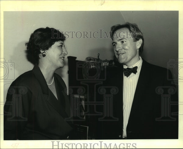 1992 Press Photo Mary Ann Straub and Brian Gille chat at an event - no ...