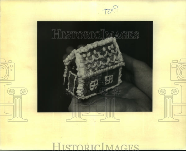 1992 Michele Bray holds a miniature ginger bread house at a workshop ...