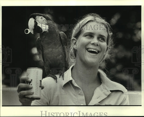 1981 Audubon Zoo birdkeeper Liz Glassco with Jack the parrot - Historic ...