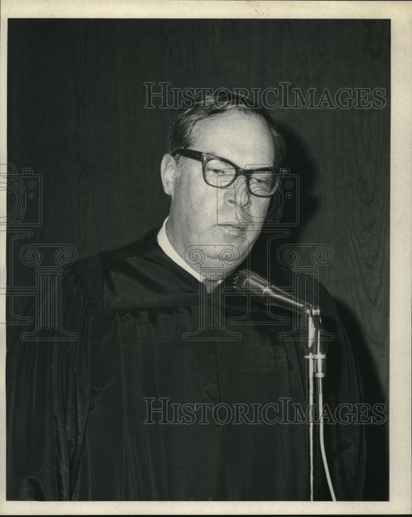 1969 Press Photo Orleans Parish Juvenile Judge Gillin Being Sworn In ...